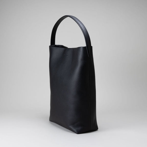 The Soft Bucket [ザ・ソフト・バケット] 日本でつくる、本革なのに軽く毎日使いたくなるバッグ / 001 Kuro 黒 ...