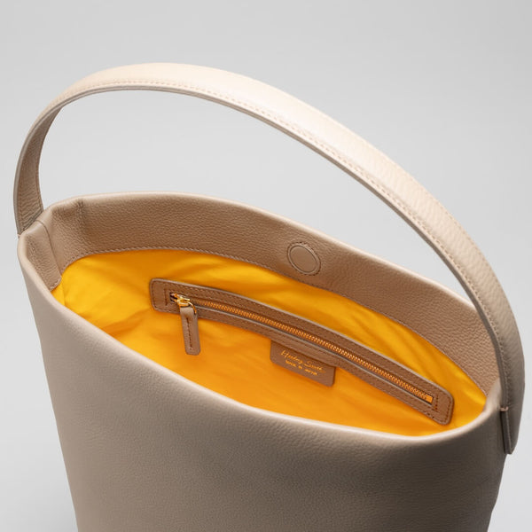 The Soft Bucket [ザ・ソフト・バケット] 日本でつくる、本革なのに軽く毎日使いたくなるバッグ / 003 Aku 灰汁（トー ...